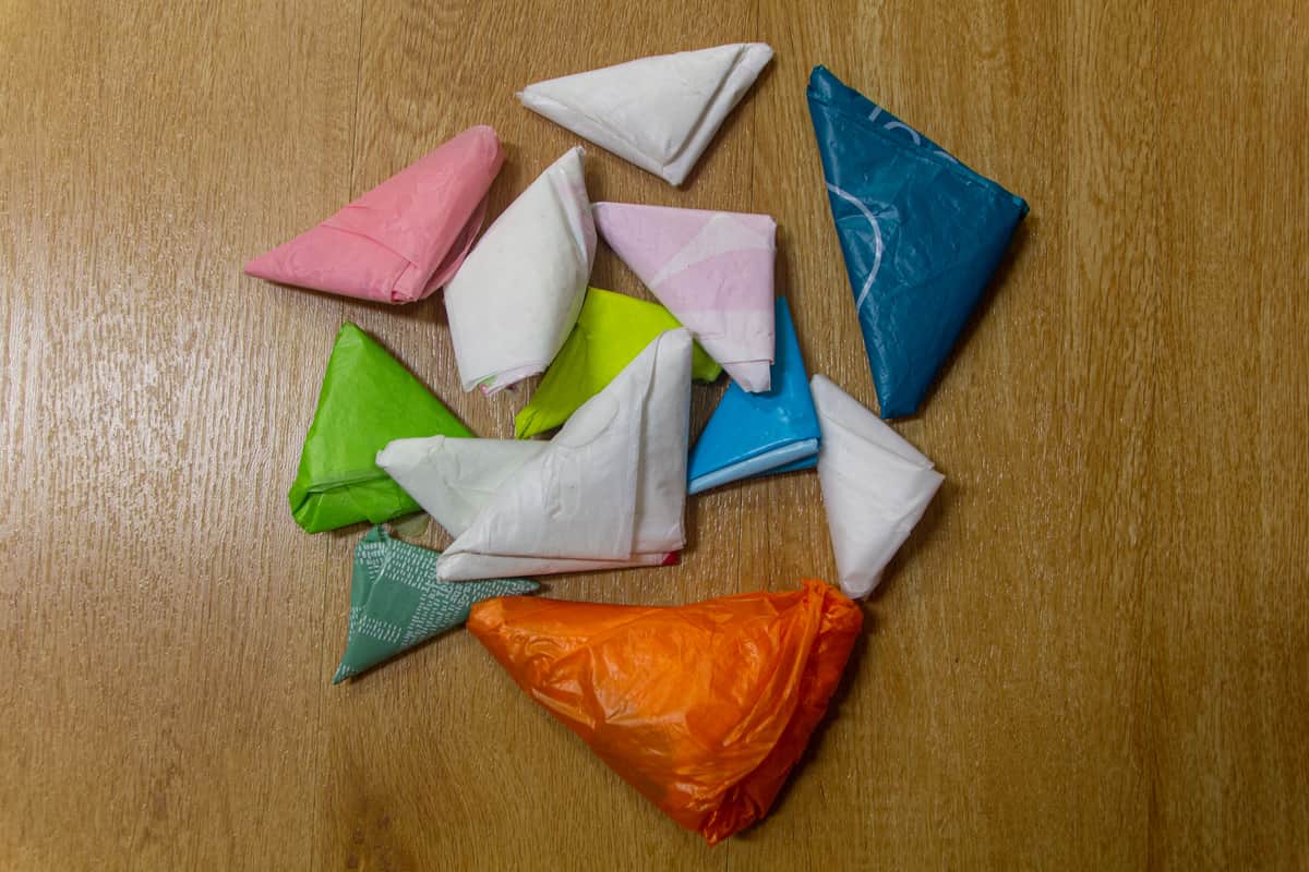 Cómo doblar bolsas de plástico y ahorrar espacio| IBP Uniuso